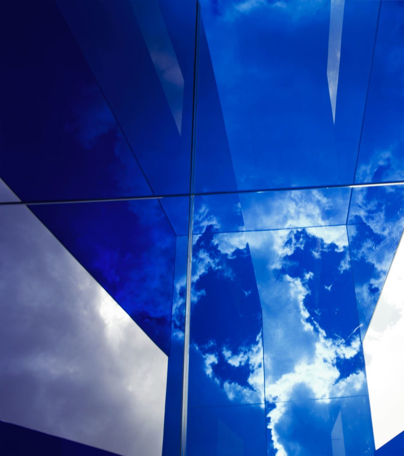 El Cubo Azul de Rachel Valdés: una atmósfera monocromática entre lo ...